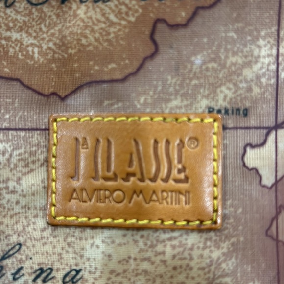 1 Classe | Bags | Classe Geo Classic Mini Crossbody Bag | Poshmark